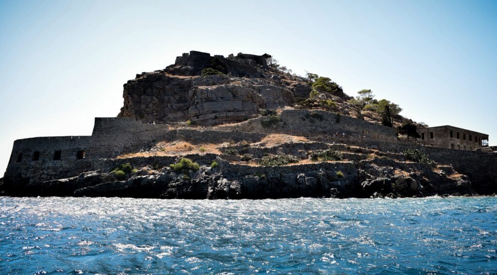Σπιναλόγκα νησάκι Κρήτη ιστορία συναγωνίζεται Κνωσό | travel.gr