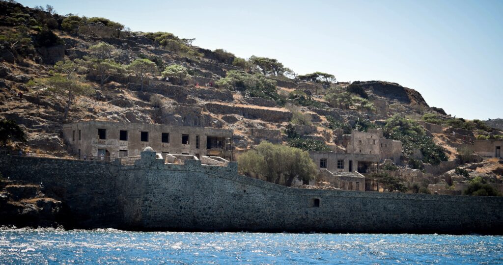 Σπιναλόγκα νησάκι Κρήτη ιστορία συναγωνίζεται Κνωσό | travel.gr