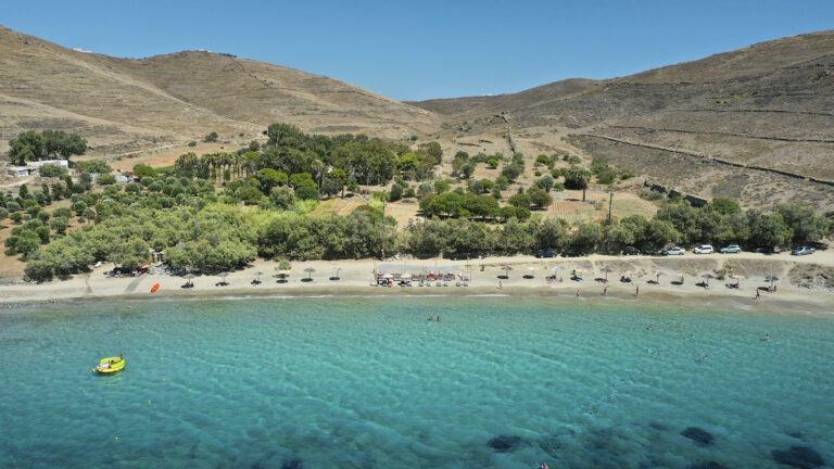 Οι καλύτερες παραλίες της Σύρου και θαλάσσια σπορ | travel.gr