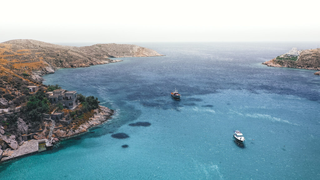 Οι καλύτερες παραλίες της Σύρου και θαλάσσια σπορ | travel.gr