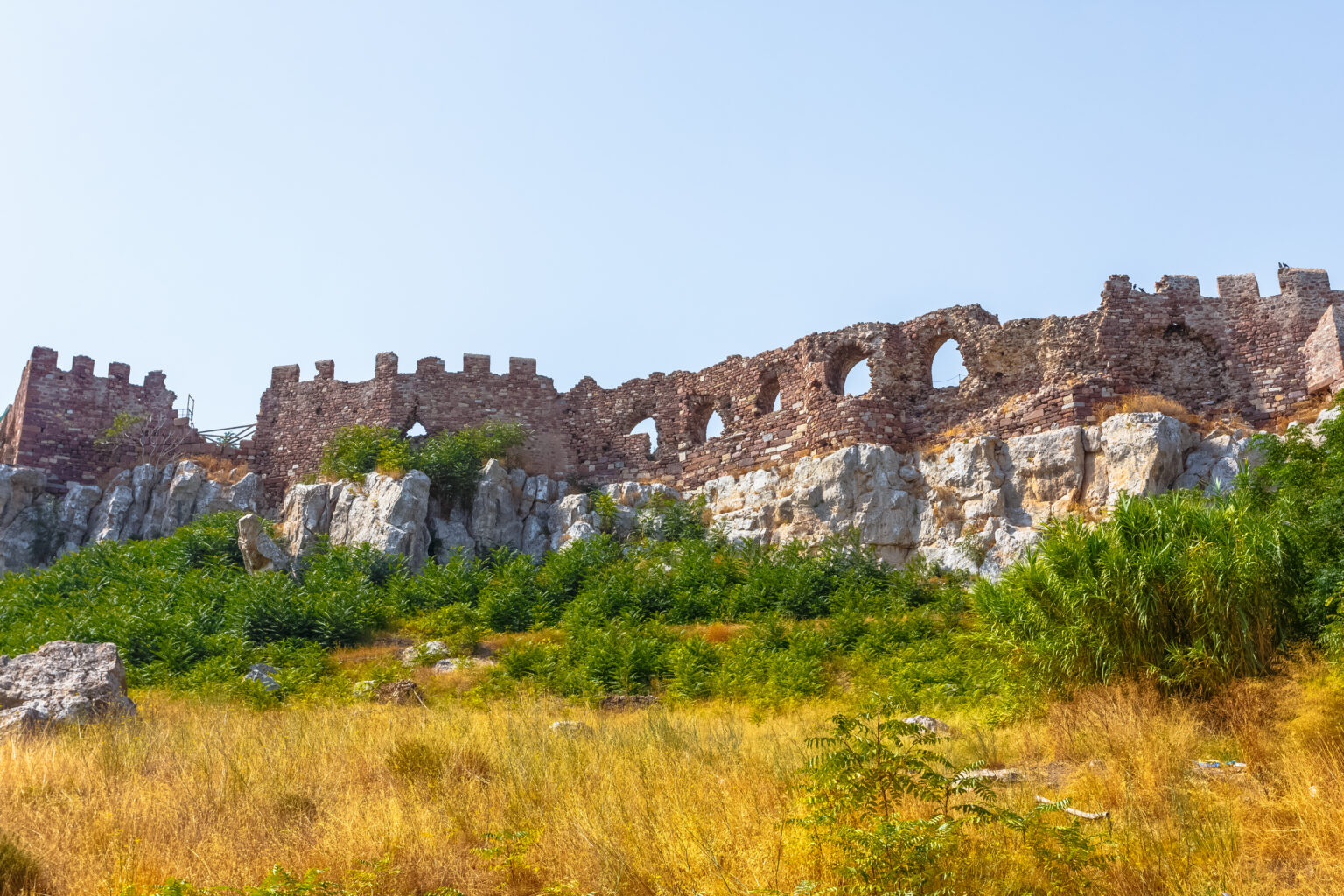 Mytilene Castle: With History as Deep as its Foundations| travel.gr