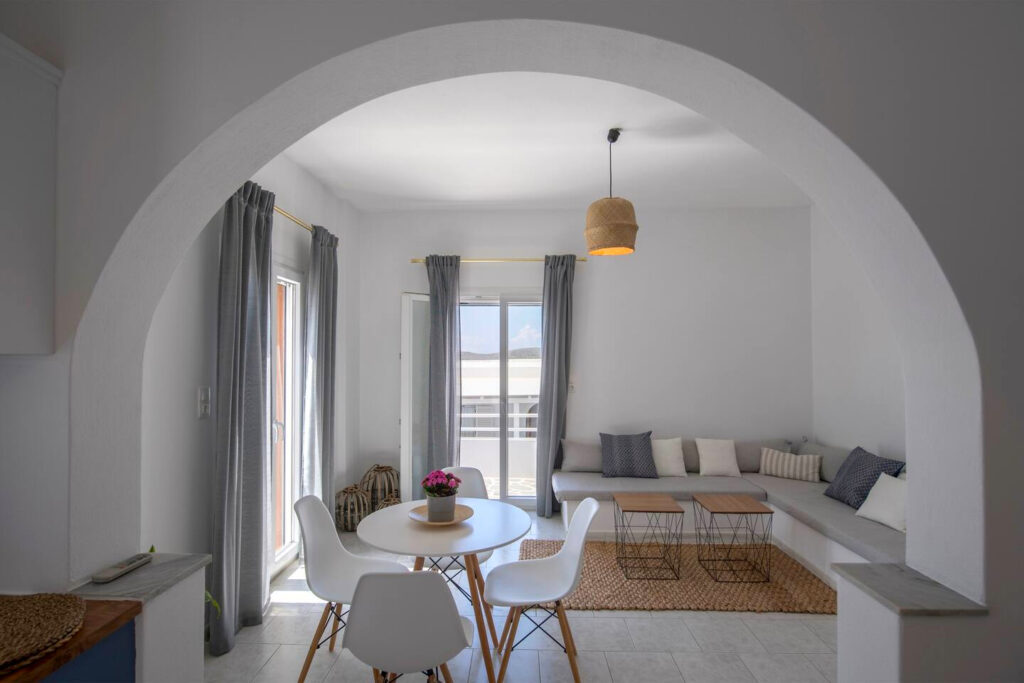 10 οικονομικά Airbnb δίπλα στη θάλασσα, μία ανάσα από την Αθήνα | travel.gr