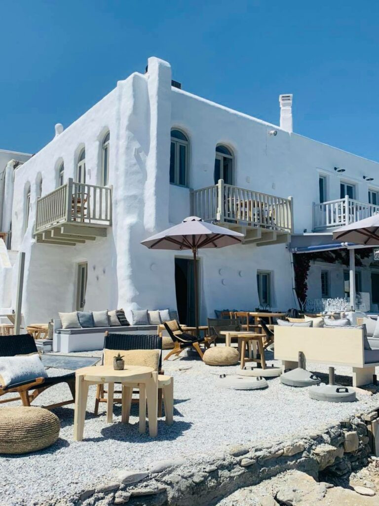 10 Unmissable Bars in Paros' Naoussa Town