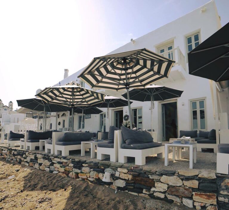 10 Unmissable Bars in Paros' Naoussa Town