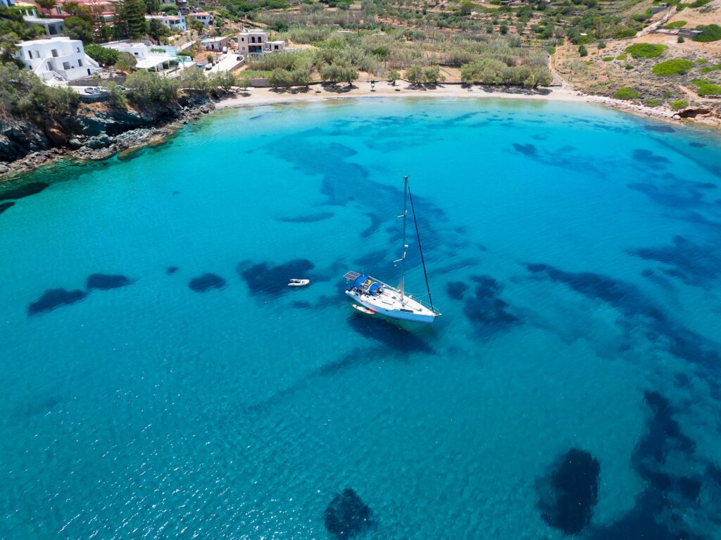 Οι καλύτερες παραλίες της Σύρου και θαλάσσια σπορ | travel.gr