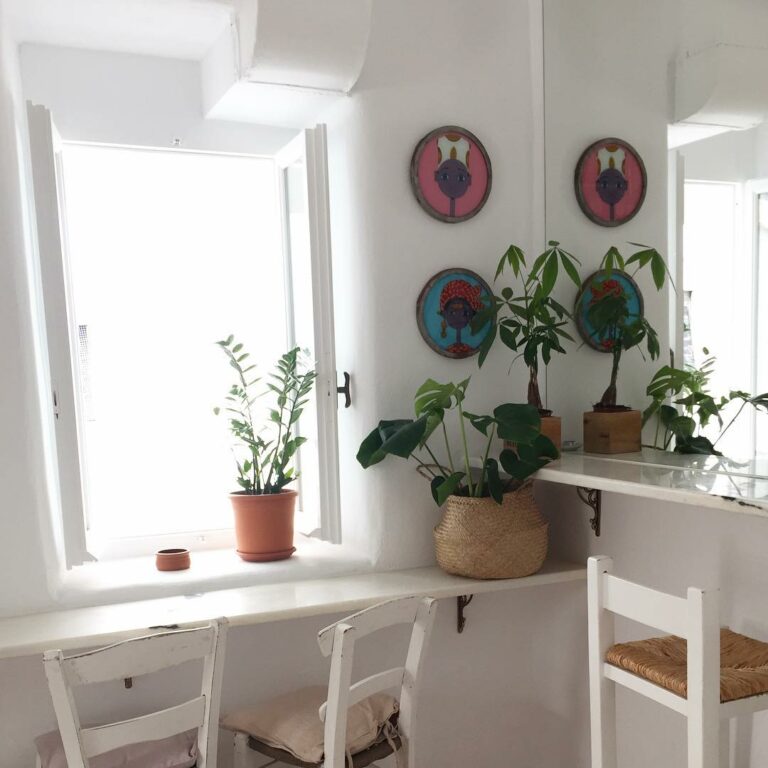 10 Unmissable Bars in Paros' Naoussa Town