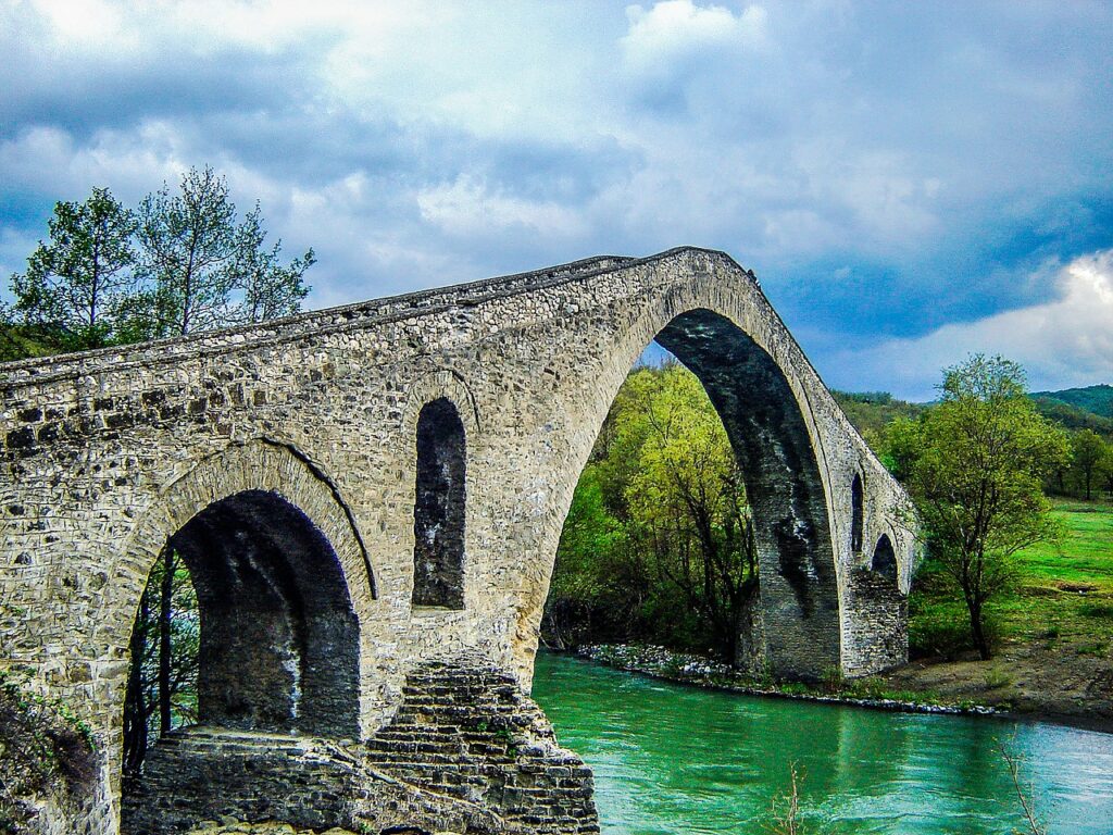 7 Ποτάμια, λίμνες, καταρράκτες για κολύμπι και βουτιές | travel.gr