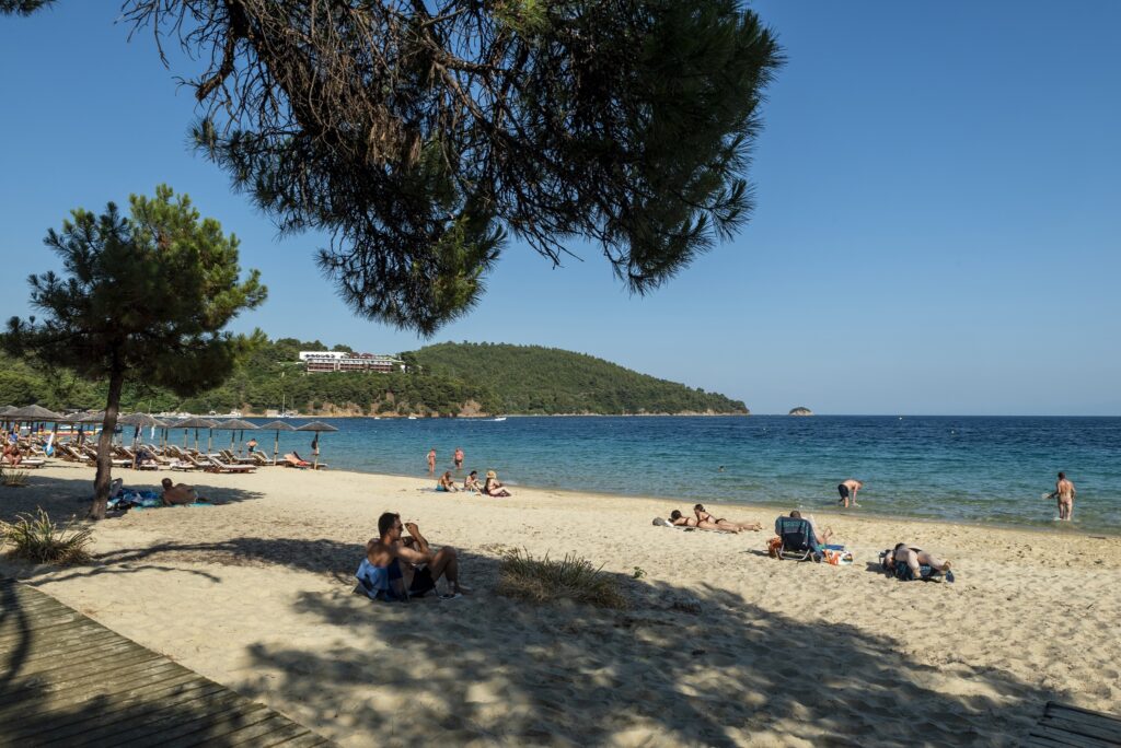 Παραλίες με καταπράσινο φόντο | travel.gr