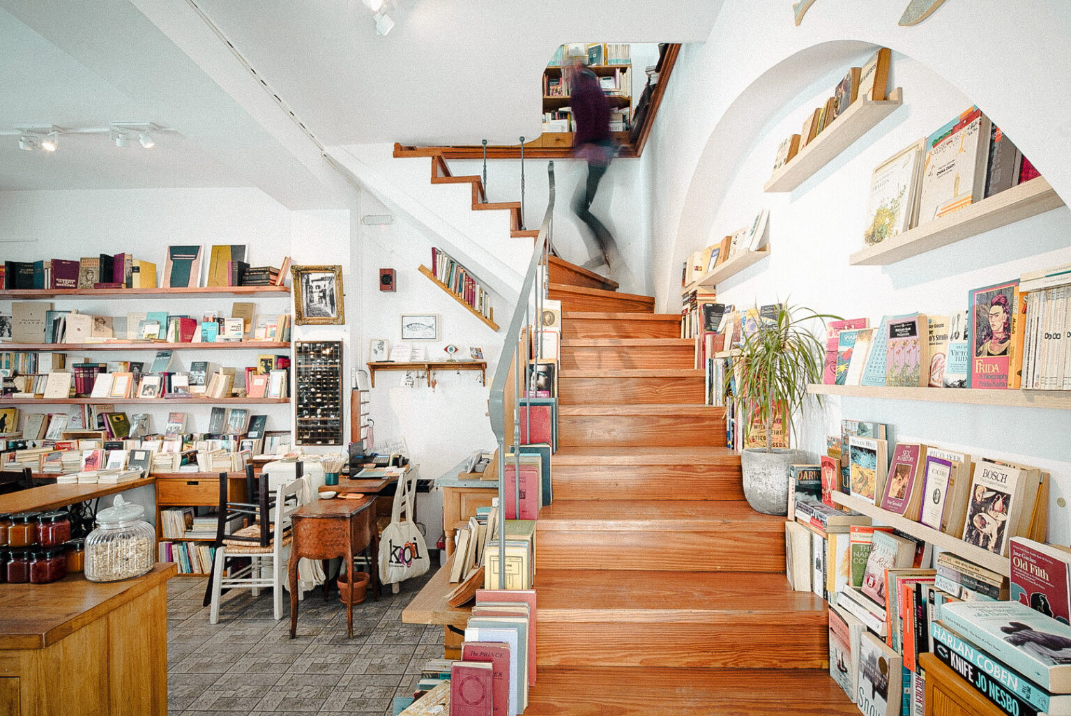 8 υπέροχα βιβλιοπωλεία σε ελληνικά νησιά