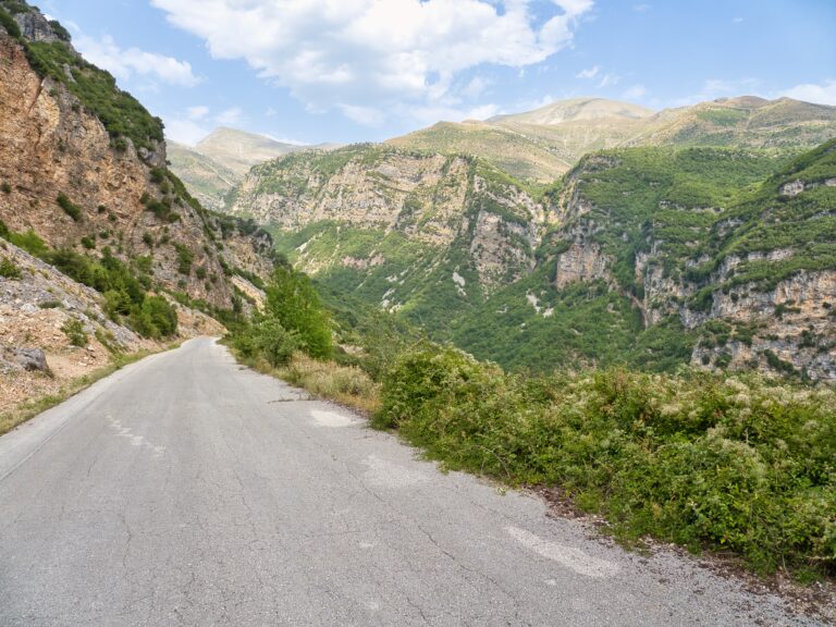 Road trip στα Τζουμέρκα: Απαιτητική οδήγηση- συναρπαστικά τοπία | travel.gr