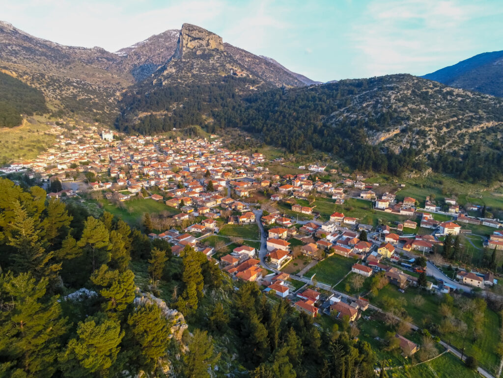 Νεστάνη: Στη σκιά Γουλά και με θέα Κάμπο Μαντινείας | travel.gr