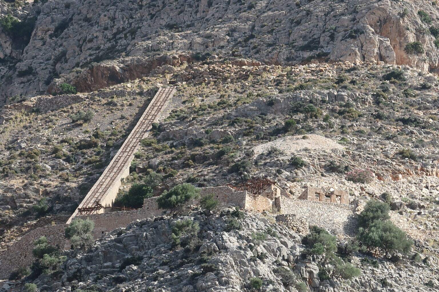 Οι εναέριες διαδρομές της σμύριδας στη Νάξο| travel.gr