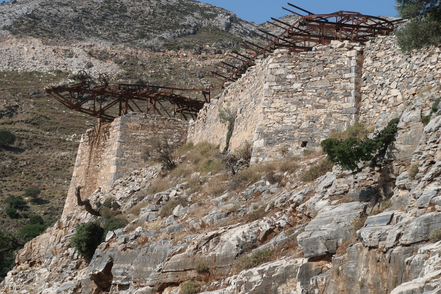 Οι εναέριες διαδρομές της σμύριδας στη Νάξο| travel.gr