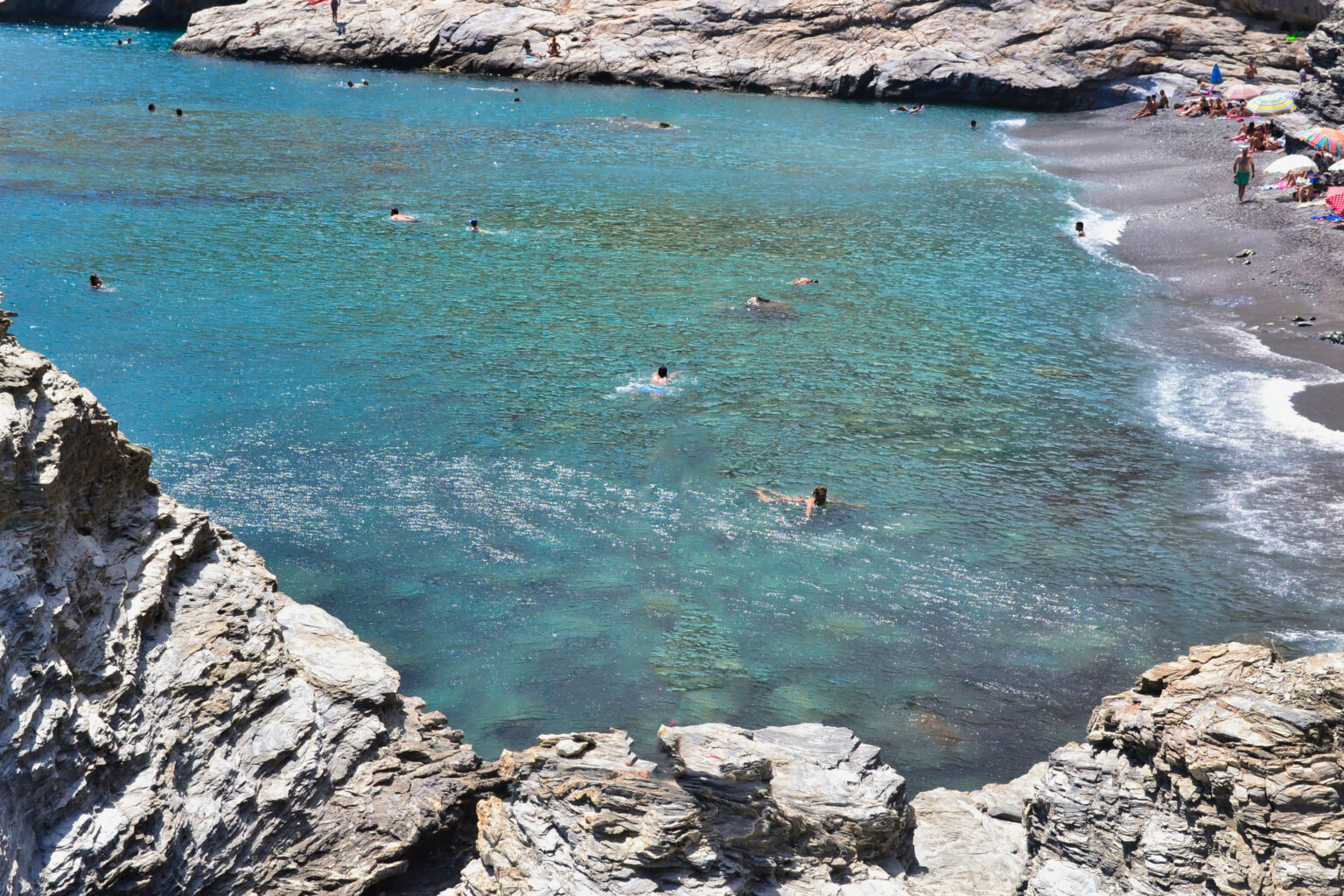 Μούρος στην Αμοργό: Παραλία με εκπληκτικά νερά| travel.gr
