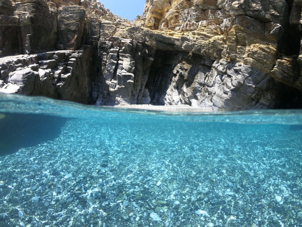 Μούρος στην Αμοργό: Παραλία με εκπληκτικά νερά| travel.gr