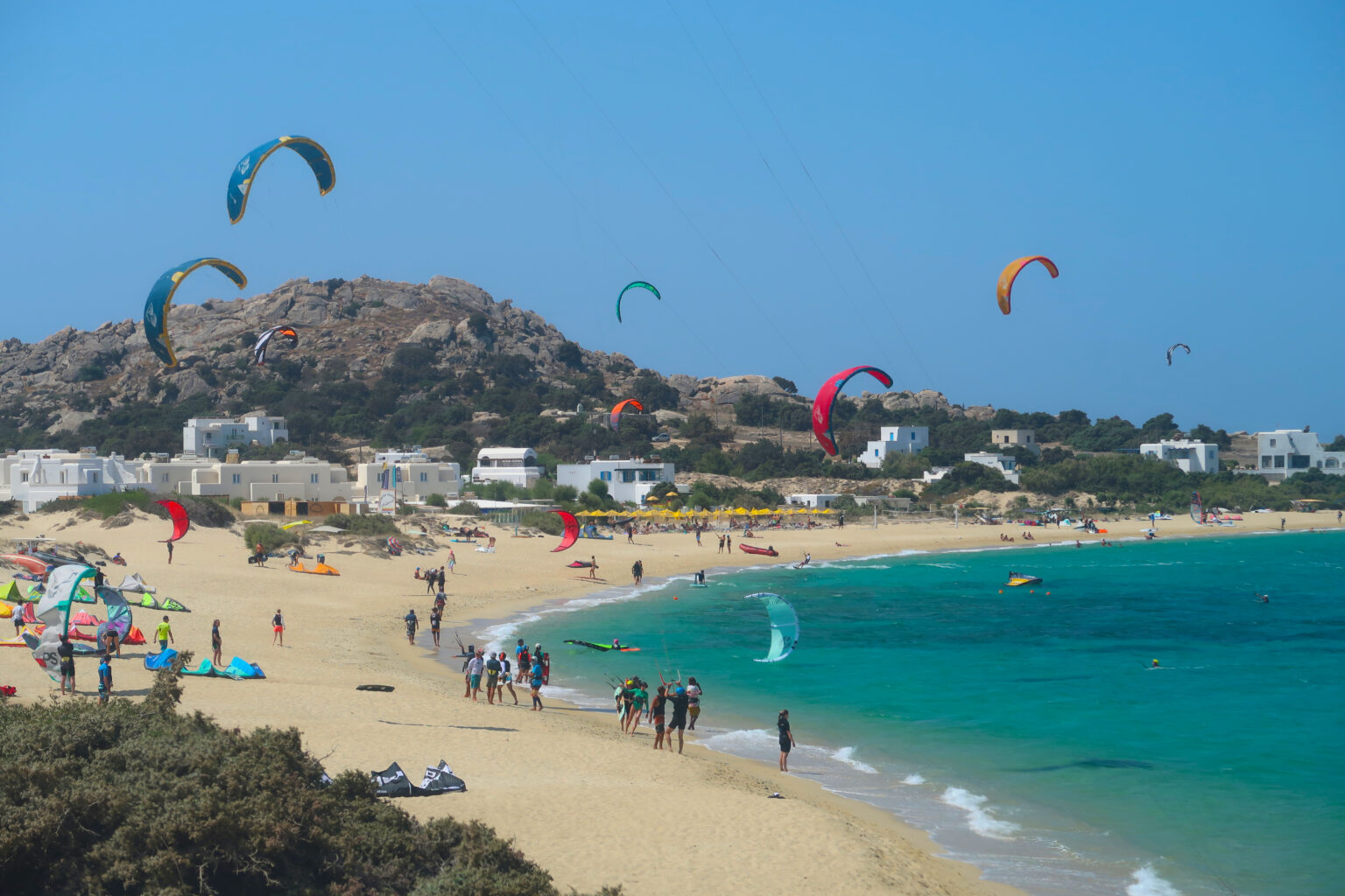 Νάξος: Kitesurfing στην παραλία του Ορκού | travel.gr