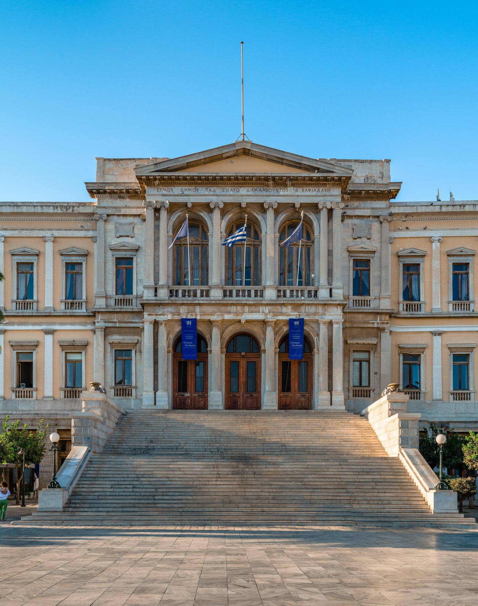 Σύρος, η αρχόντισσα των Κυκλάδων -Οδηγός για το νησί | travel.gr
