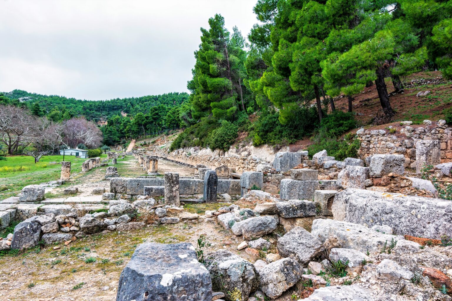 Αρχαιολογικοί χώροι που συνδυάζονται με δροσερές βουτιές | travel.gr