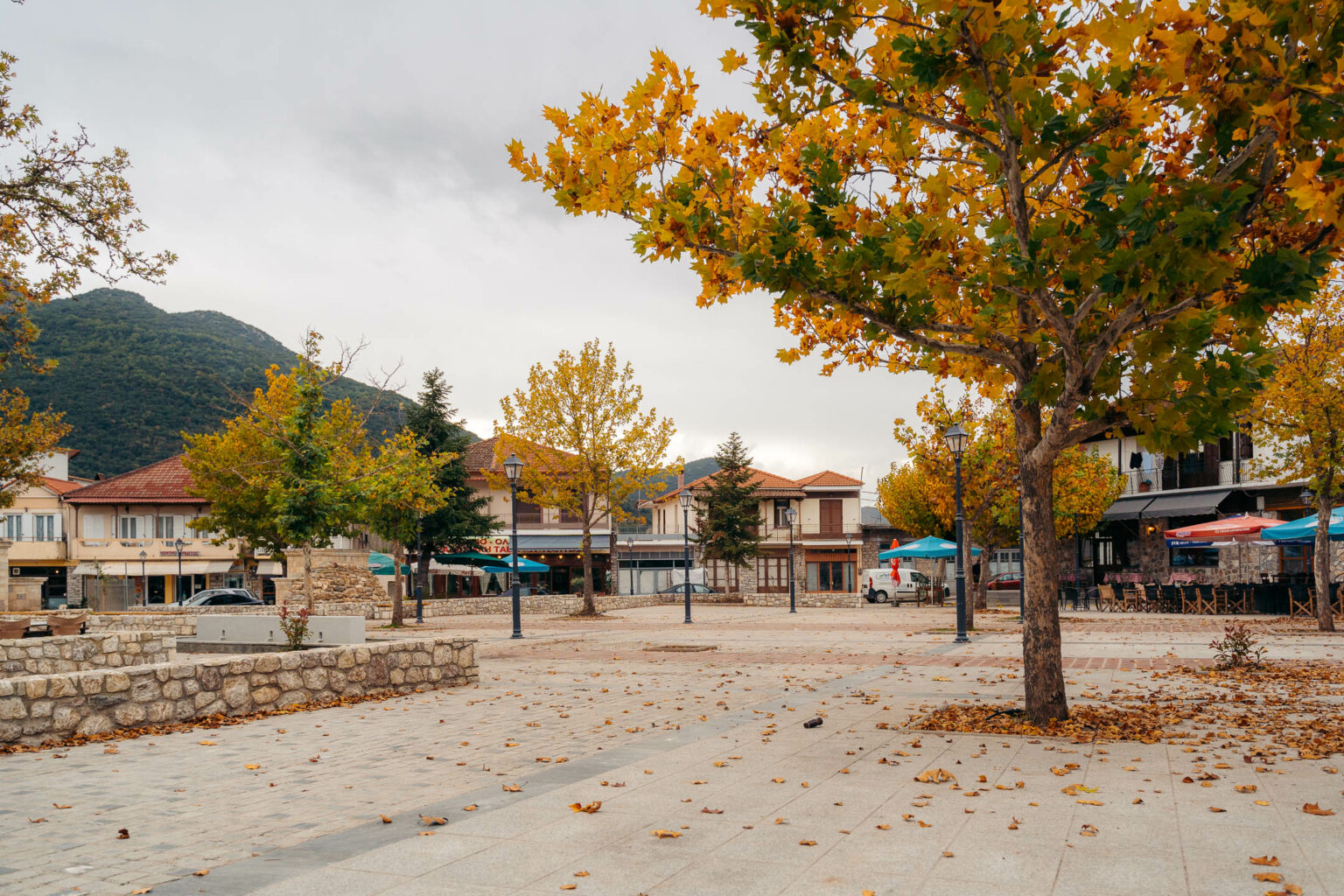 Γραφικές πλατείες για χαλαρό καφέ κοντά στην Αθήνα | travel.gr