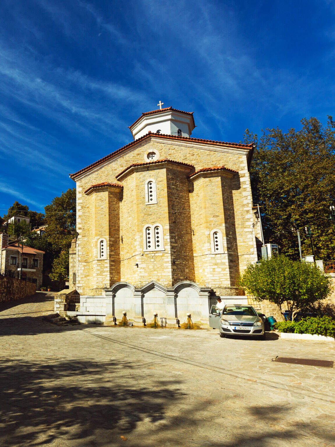 Γραφικές πλατείες για χαλαρό καφέ κοντά στην Αθήνα | travel.gr