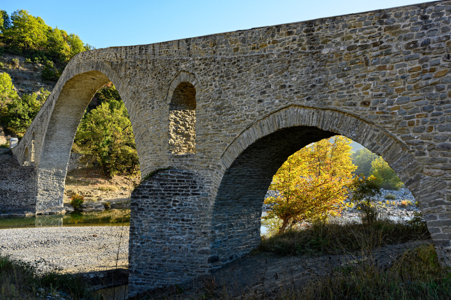 Ιστορικά πέτρινα γεφύρια Γρεβενών ελάχιστοι γνωρίζουν | travel.gr