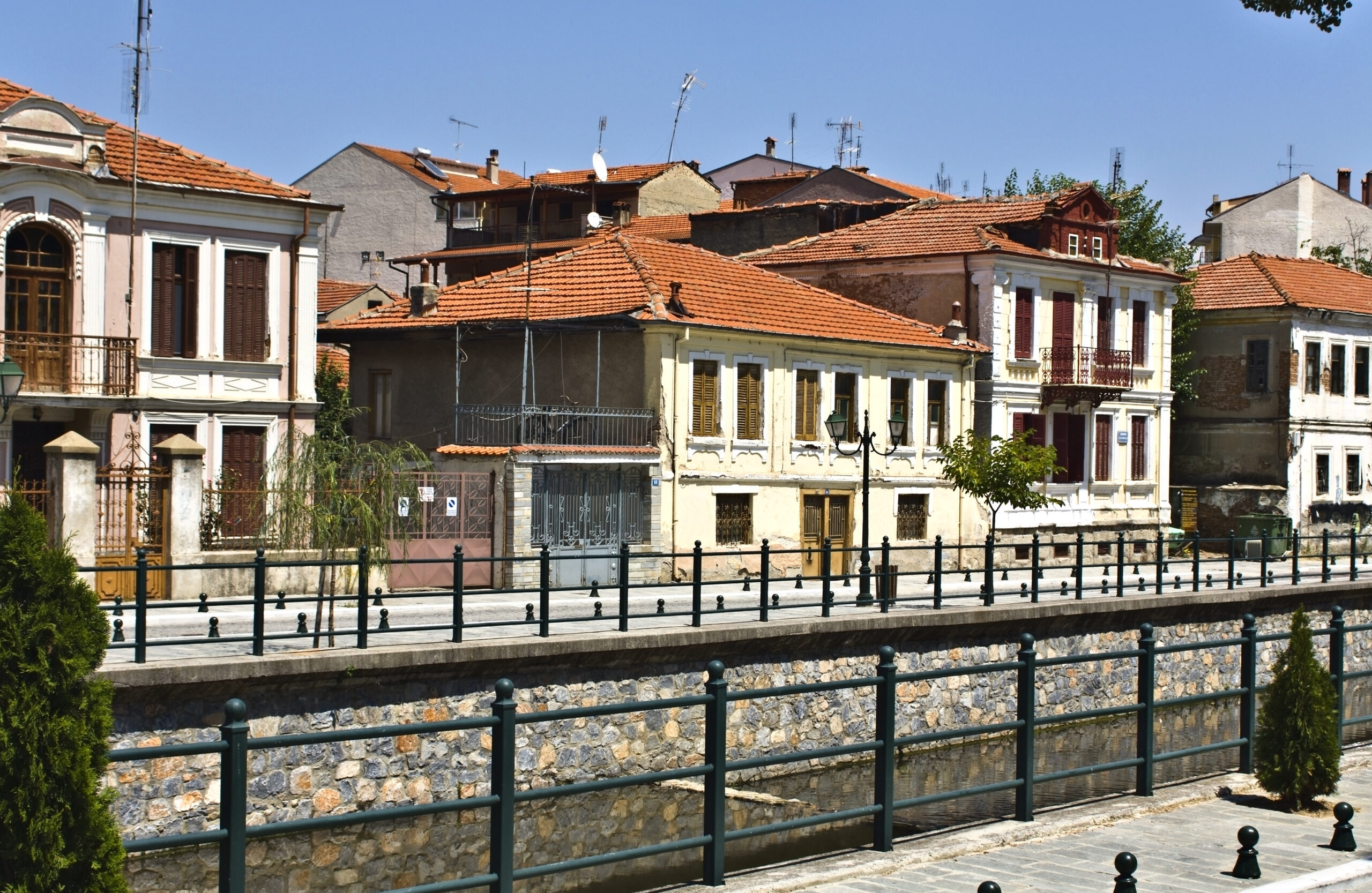 Από πλίνθους εκλεκτικισμό: αρχιτεκτονική Φλώρινας | travel.gr