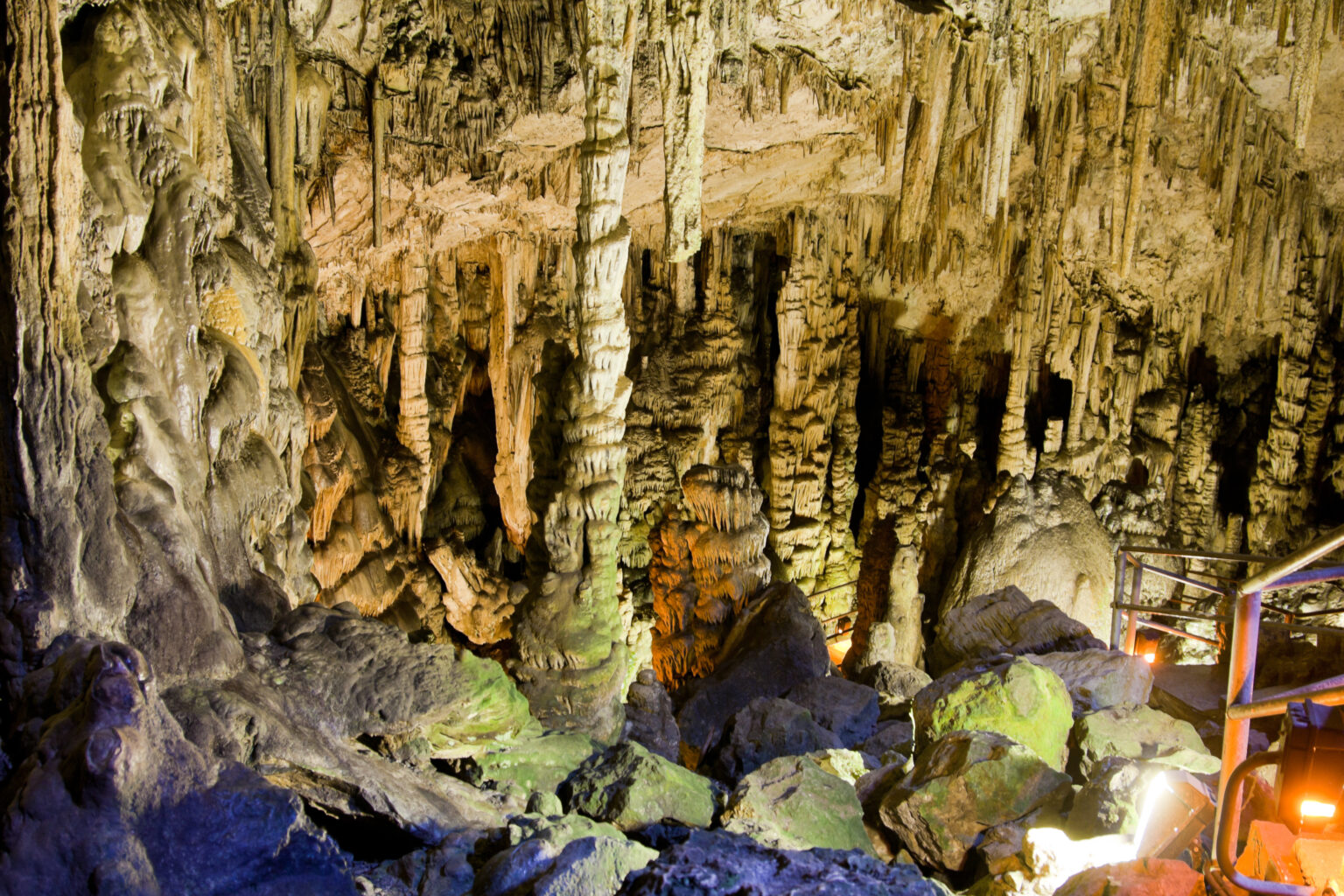 Cave tourism: Πώς θα γίνουν οι σπηλιές πιο βιώσιμες | travel.gr