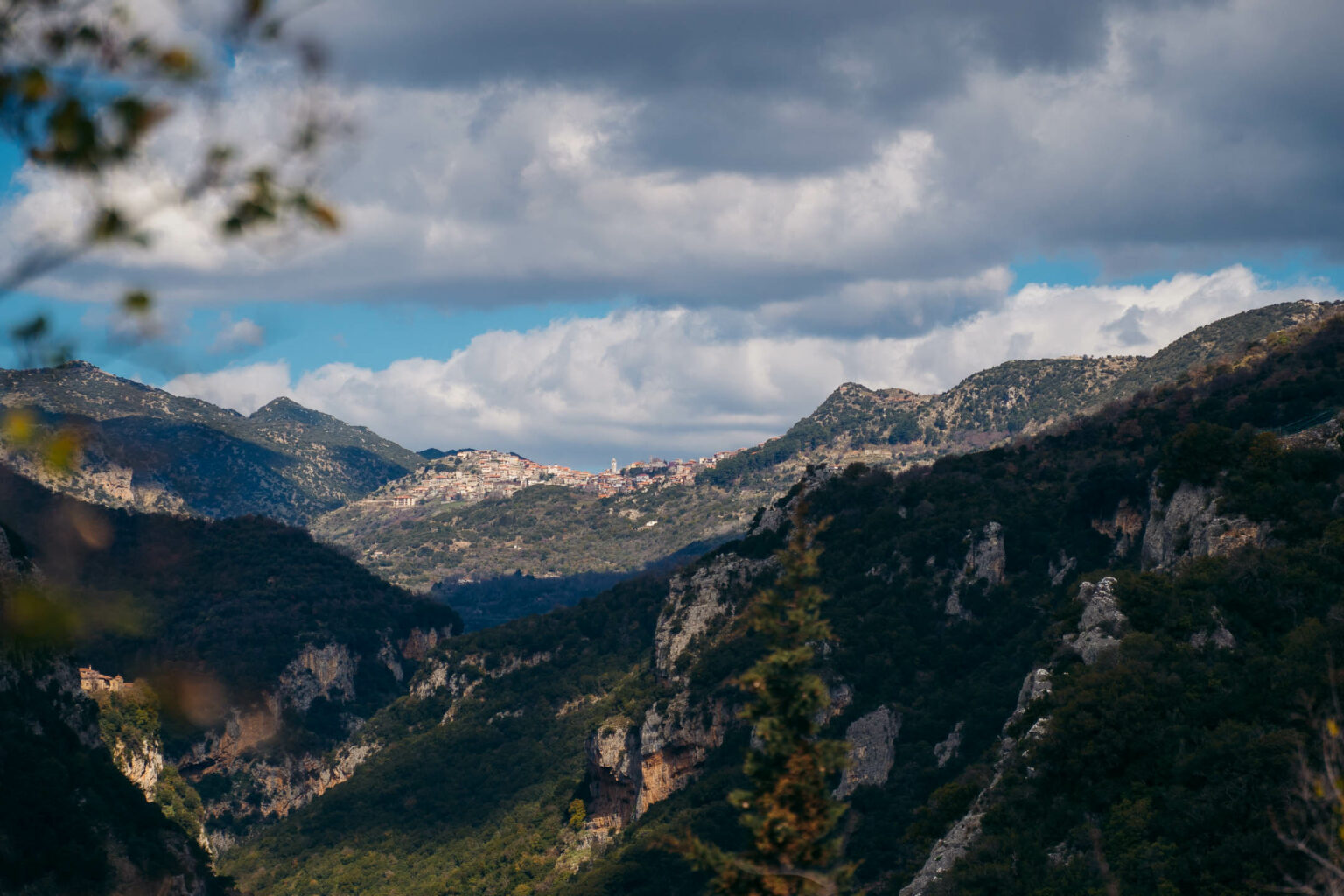 Ορεινή Αρκαδία Πεζοπορία, ξυλογλυπτική, κατάνυξη | travel.gr