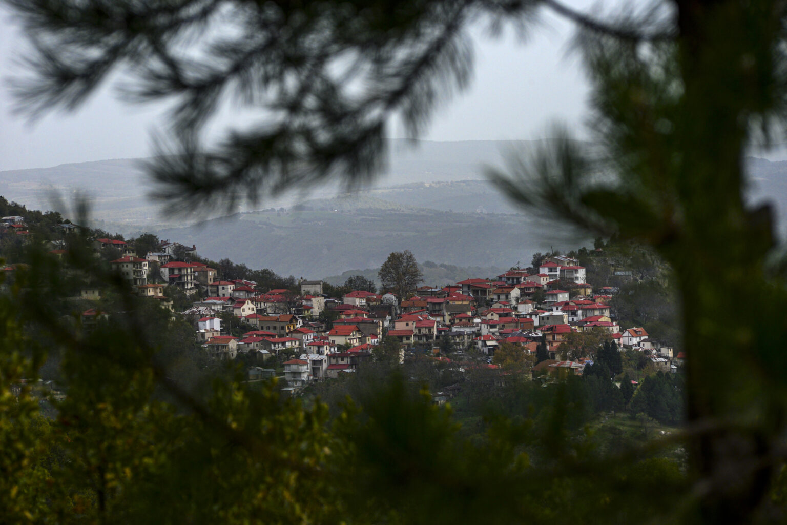 Ο οικισμός του Σπηλαίου και το γεφύρι της Πορτίτσας | travel.gr