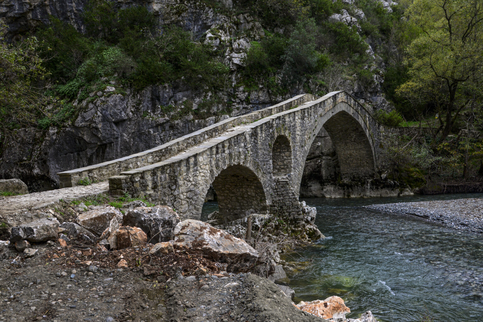 Ο οικισμός του Σπηλαίου και το γεφύρι της Πορτίτσας | travel.gr