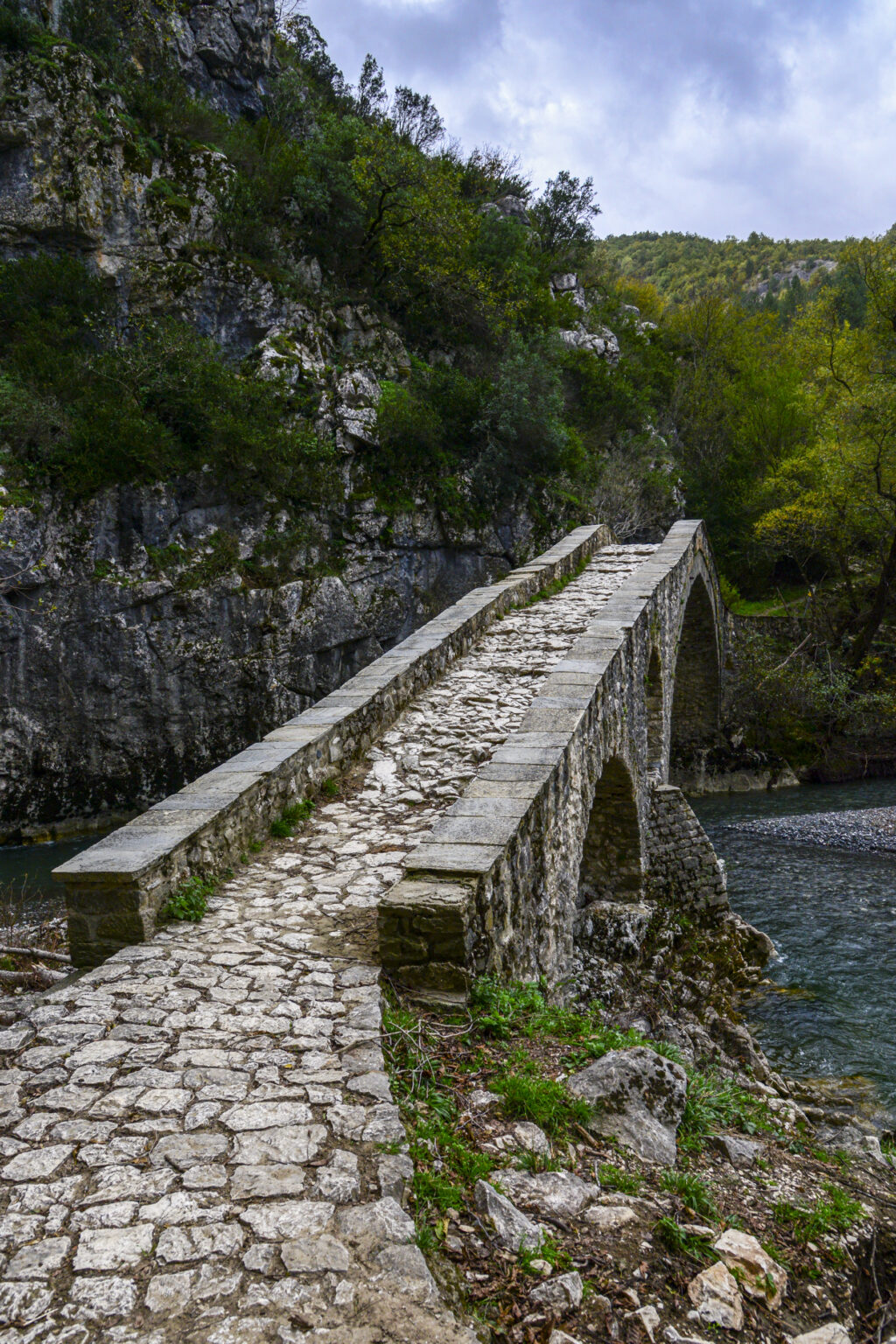 Ο οικισμός του Σπηλαίου και το γεφύρι της Πορτίτσας | travel.gr