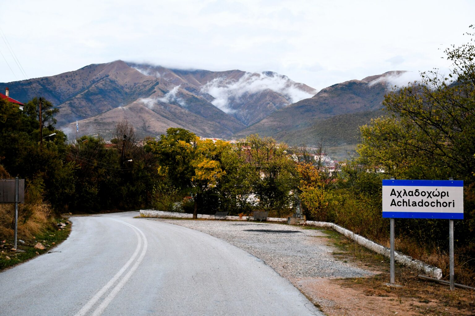 Αχλαδοχώρι: Παραδοσιακές γειτονιές, εκκλησίες, γεφύρια | travel.gr