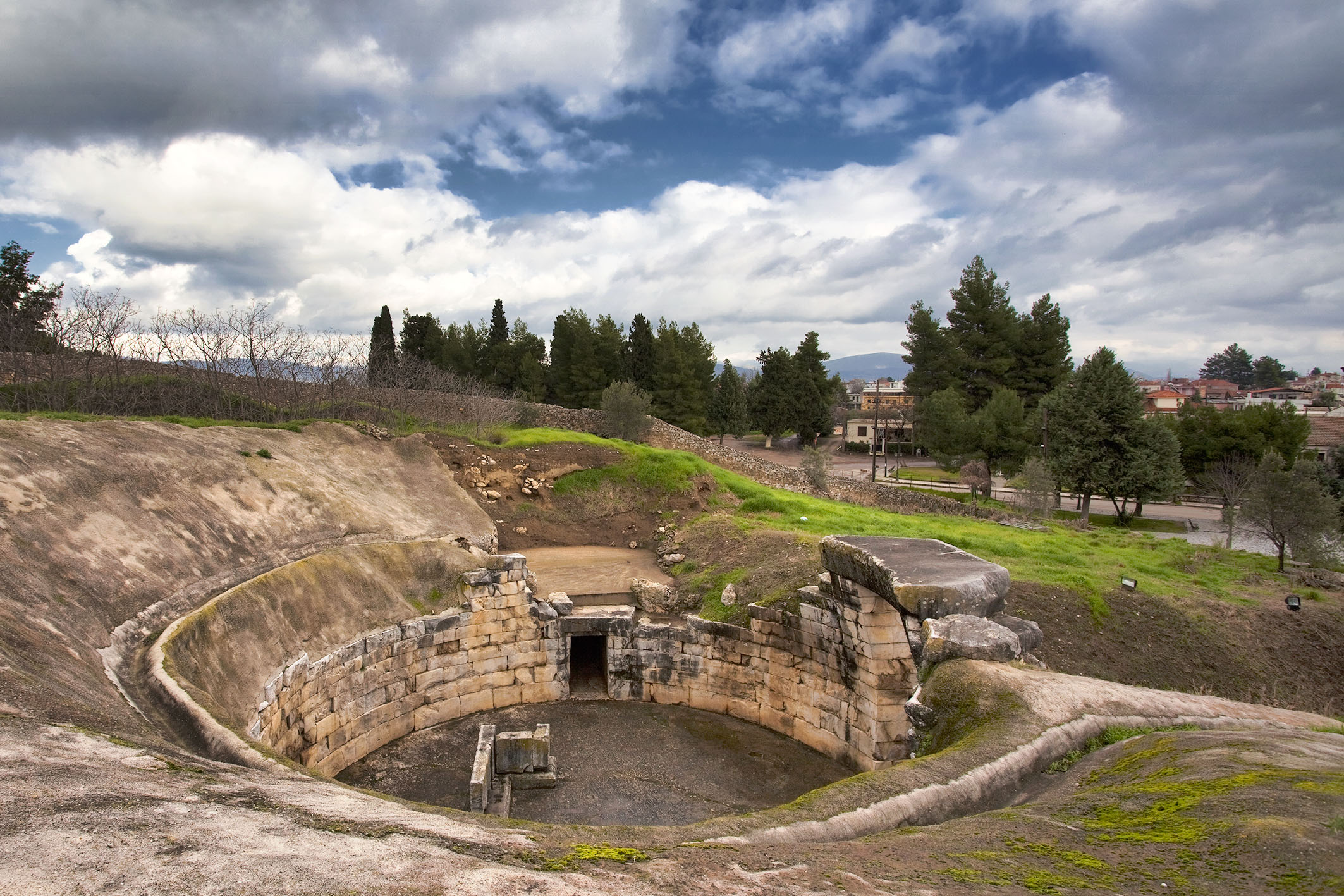 Ο θολωτός τάφος του Μινύα στον Ορχομενό | travel.gr