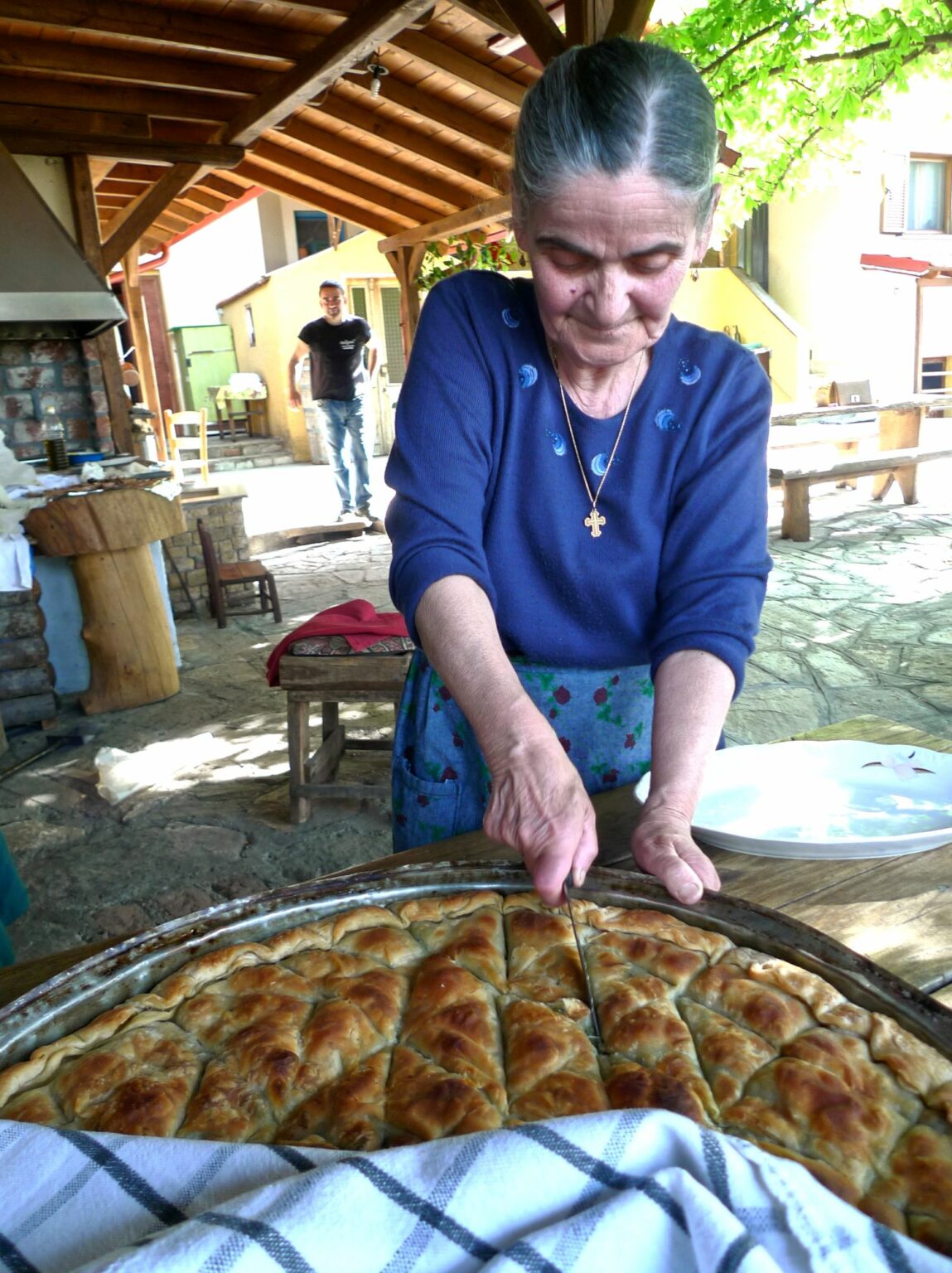 Το κρασί και η πρωτοχρονιάτικη πίτα ζωής Ολύμπου Πιερίων | travel.gr