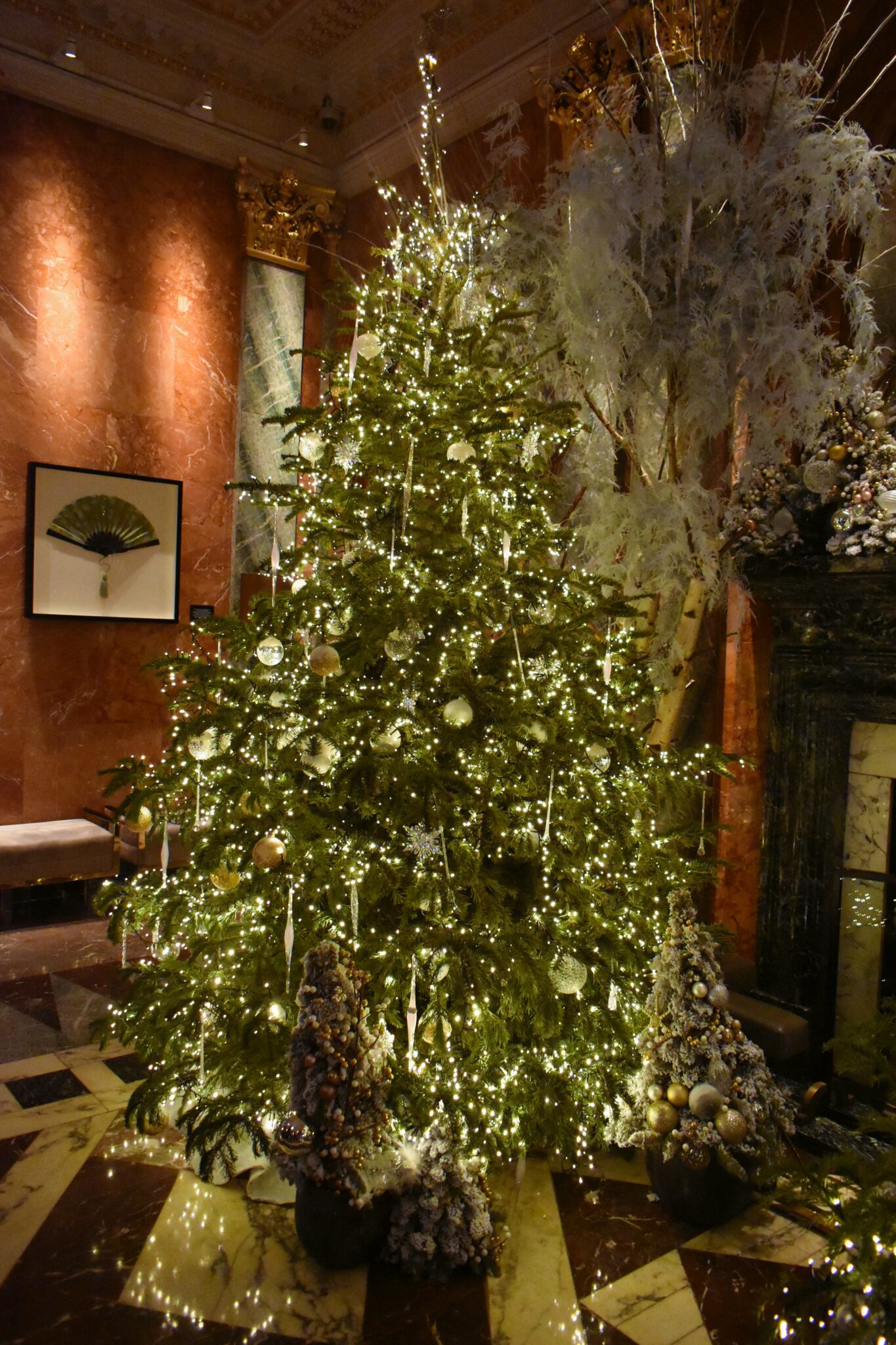 12 φαντασμαγορικά χριστουγεννιάτικα δέντρα του Λονδίνου | travel.gr