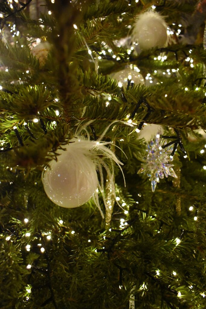 12 φαντασμαγορικά χριστουγεννιάτικα δέντρα του Λονδίνου | travel.gr