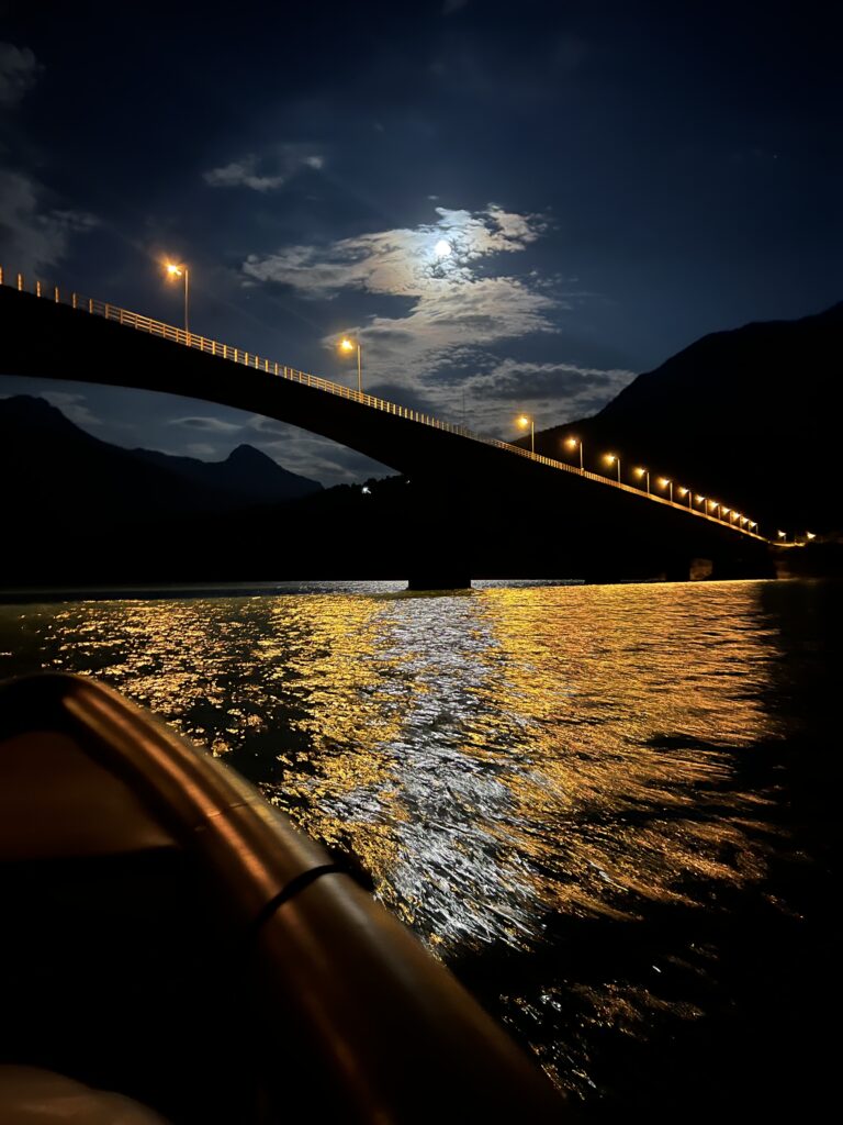 Μια χειμερινή βαρκάδα στη Λίμνη Κρεμαστών| travel.gr