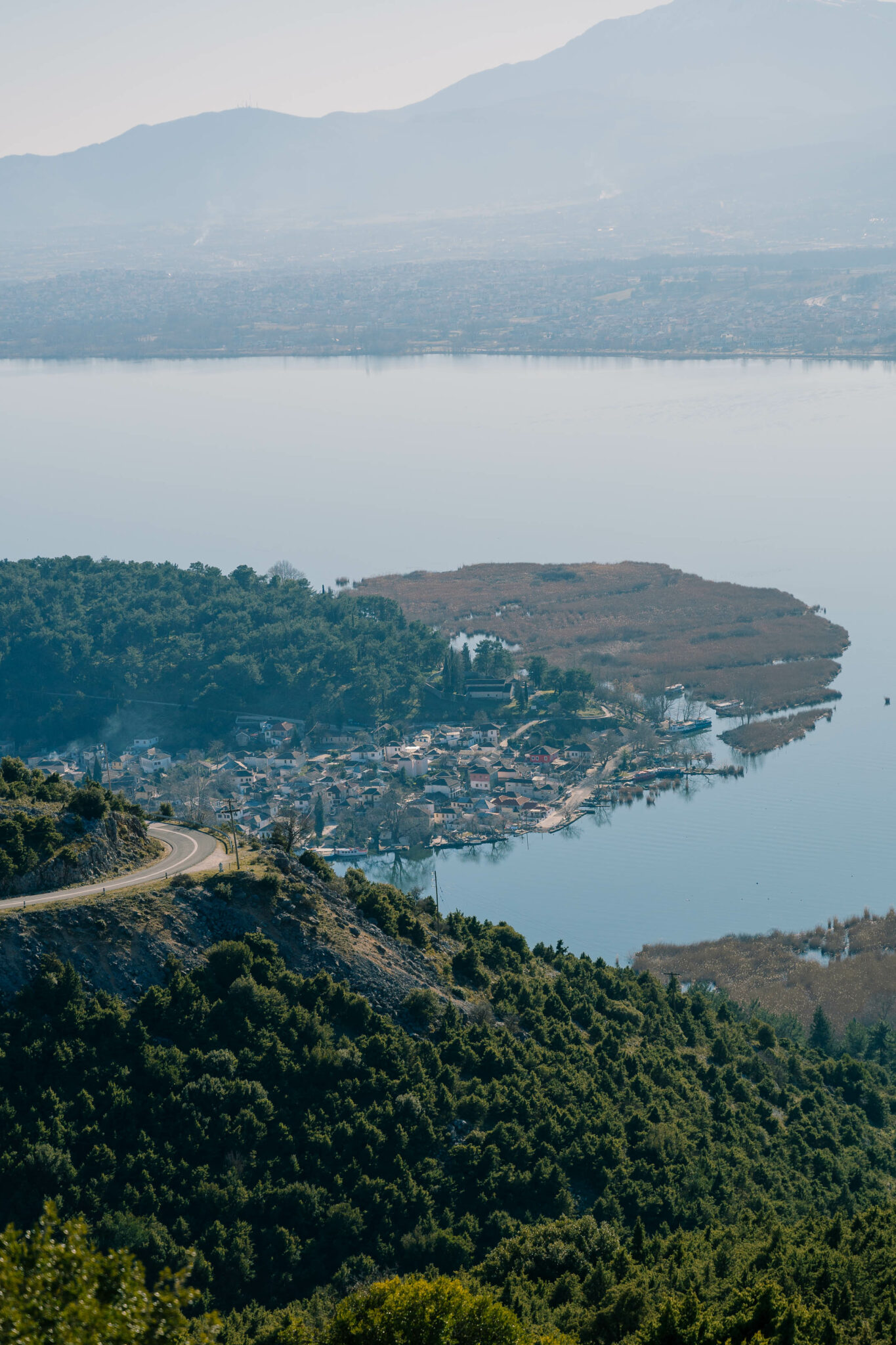 Λιγκιάδες: Ένα παραδοσιακό «μπαλκόνι» στη Λίμνη των Ιωαννίνων | travel.gr