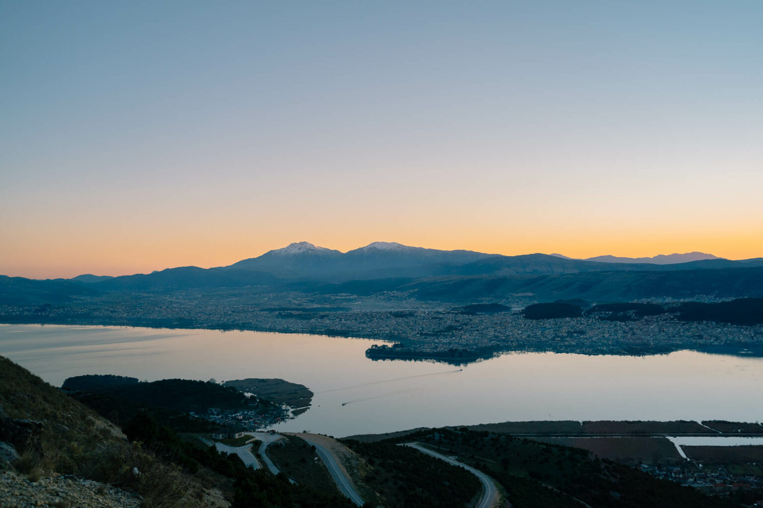 Λιγκιάδες: Ένα παραδοσιακό «μπαλκόνι» στη Λίμνη των Ιωαννίνων | travel.gr
