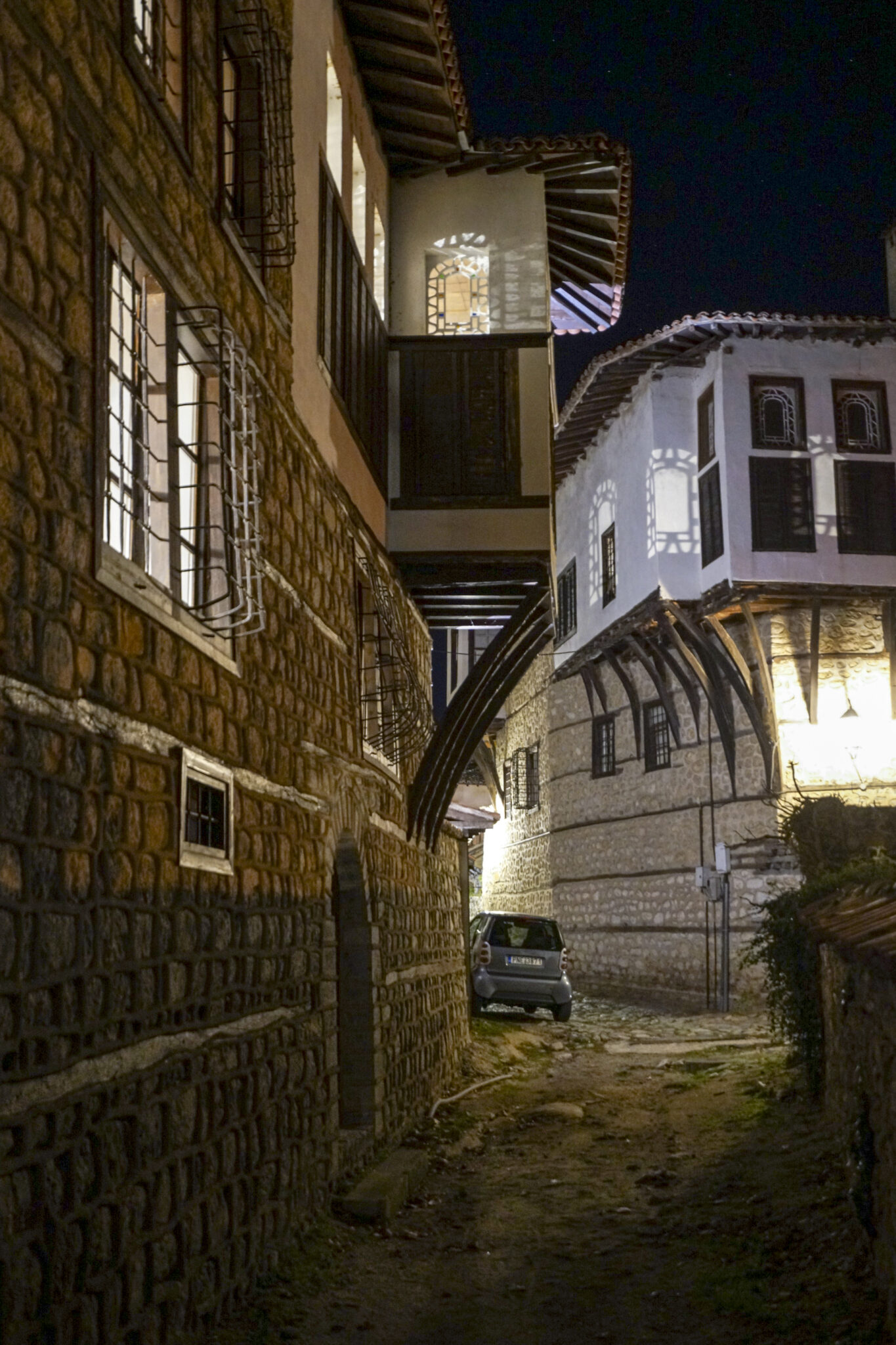 Καστοριά: ιστορία, εμβληματικά αρχοντικά βυζαντινές εκκλησίες | travel.gr