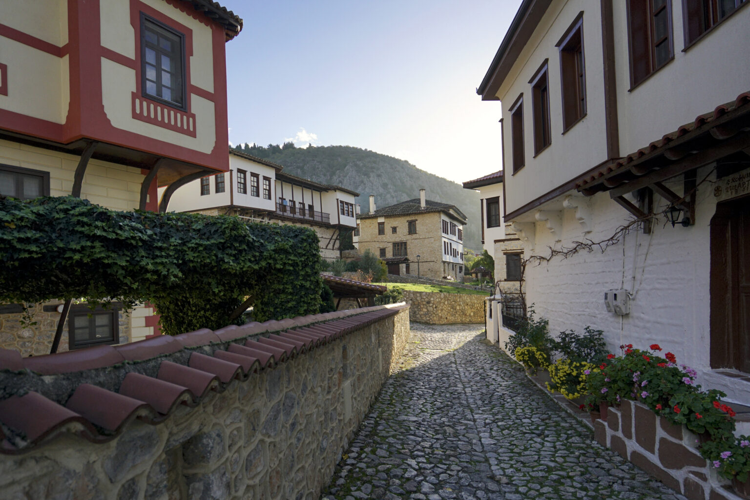 Καστοριά: ιστορία, εμβληματικά αρχοντικά βυζαντινές εκκλησίες | travel.gr