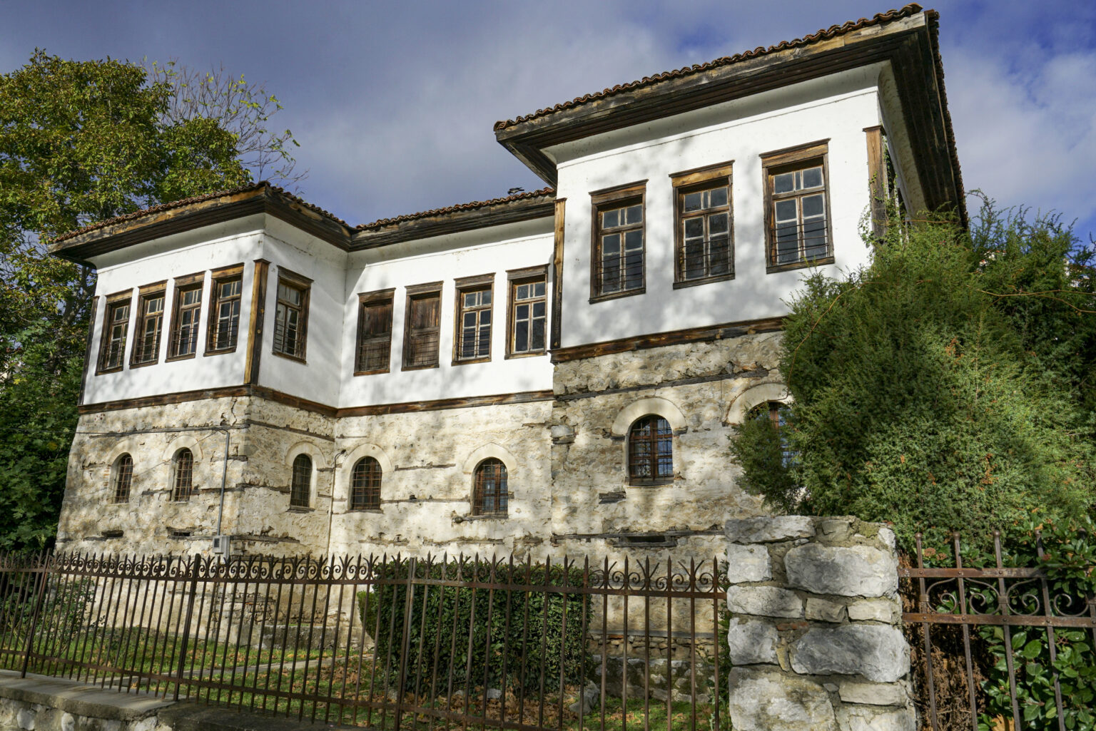 Καστοριά: ιστορία, εμβληματικά αρχοντικά βυζαντινές εκκλησίες | travel.gr