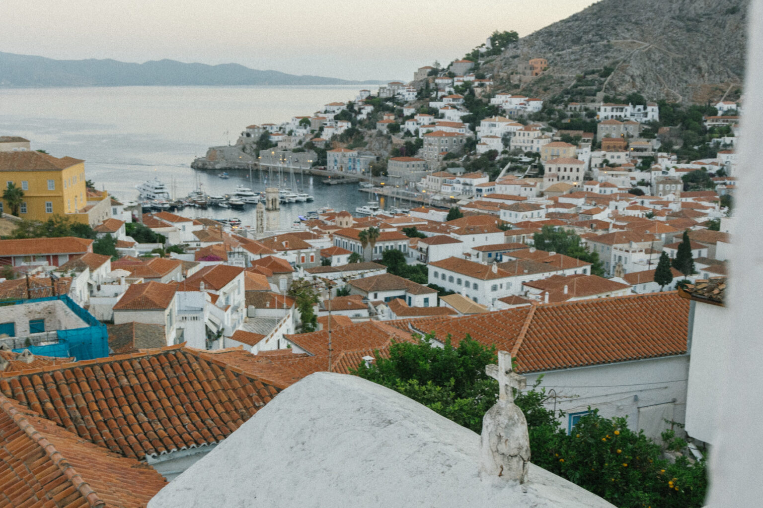 Music and Carpets: a Hydra Mansion Celebrates its Past | travel.gr