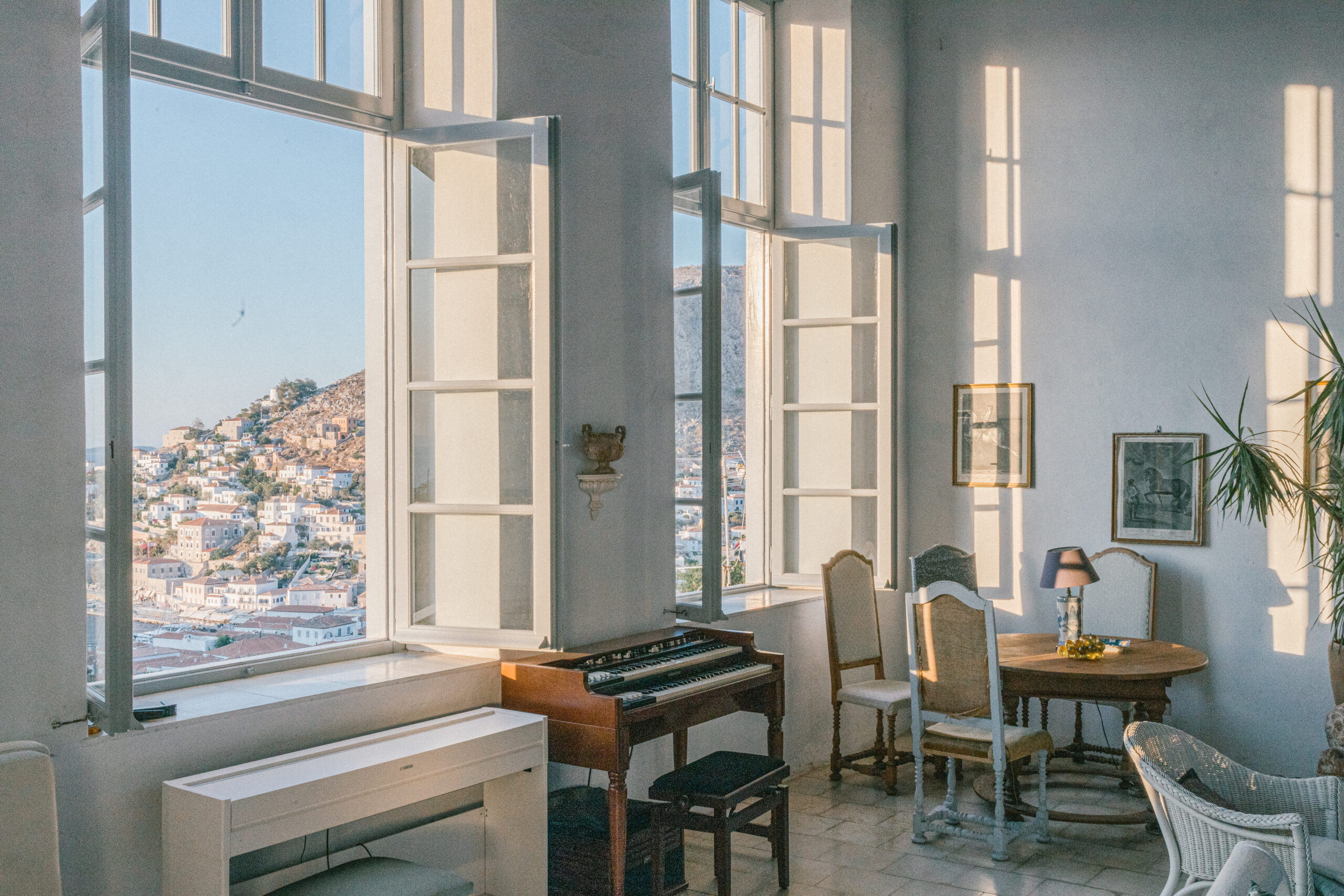 Music and Carpets: a Hydra Mansion Celebrates its Past | travel.gr