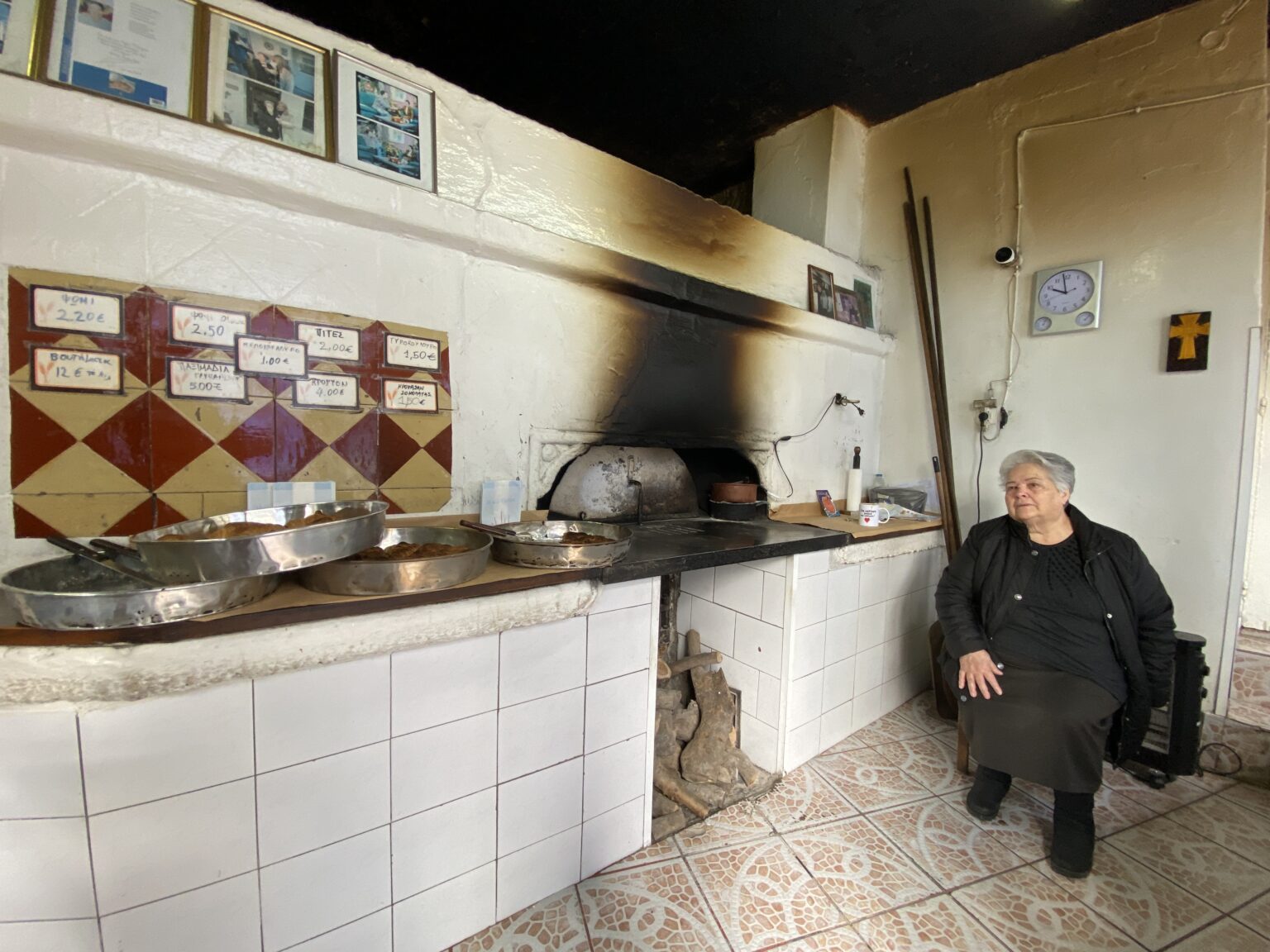 Ένας δραστήριος ξυλόφουρνος 92 ετών στα Βίλια Αττικής| travel.gr