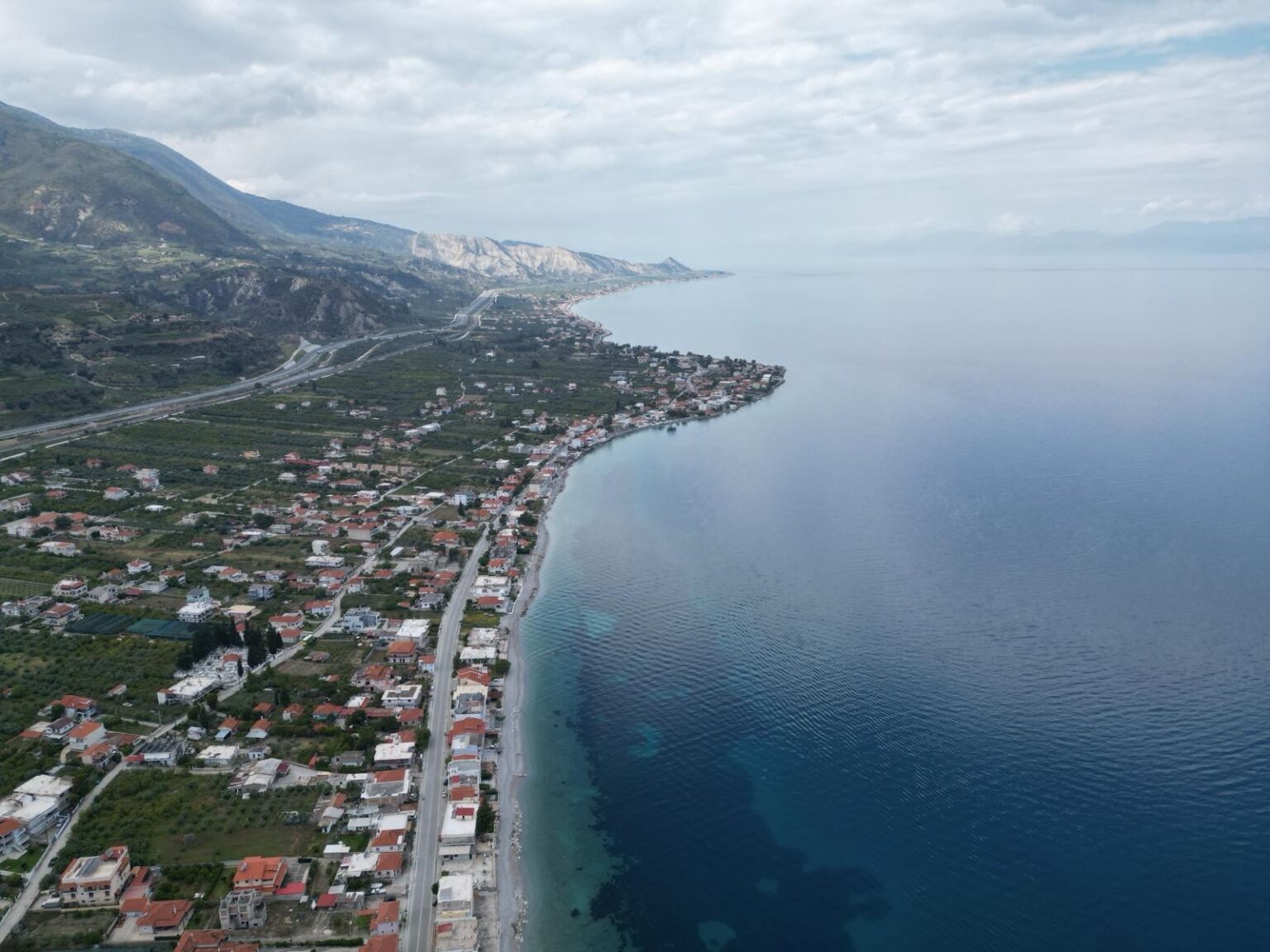 Καμάρι Κορινθίας, ένα χωριό με γαλάζια νερά και φυτώρια | travel.gr