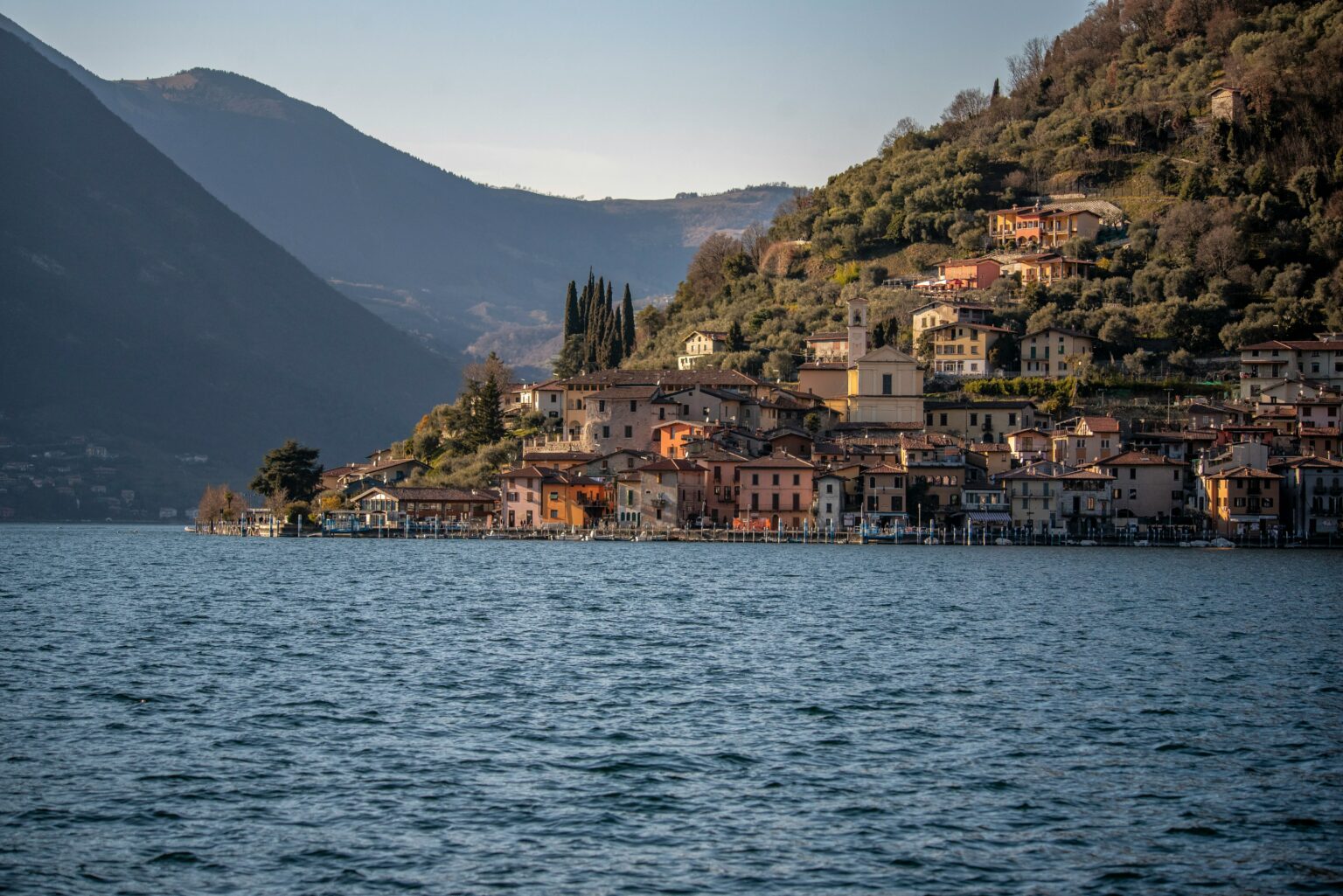 4 ιταλικές λίμνες για ονειρεμένες ανοιξιάτικες αποδράσεις | travel.gr