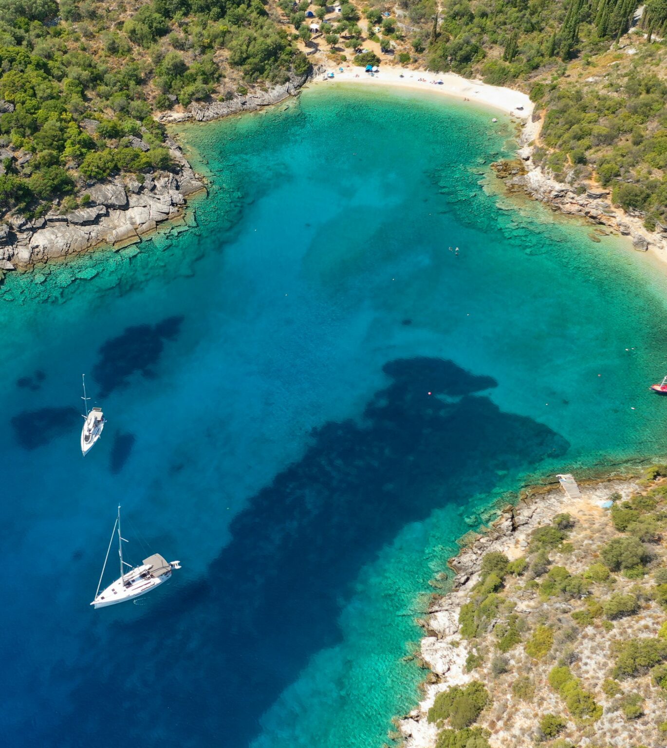 Η Ιθάκη την άνοιξη -Μονοπάτια και ούζο κάτω από τον ήλιοι | travel.gr