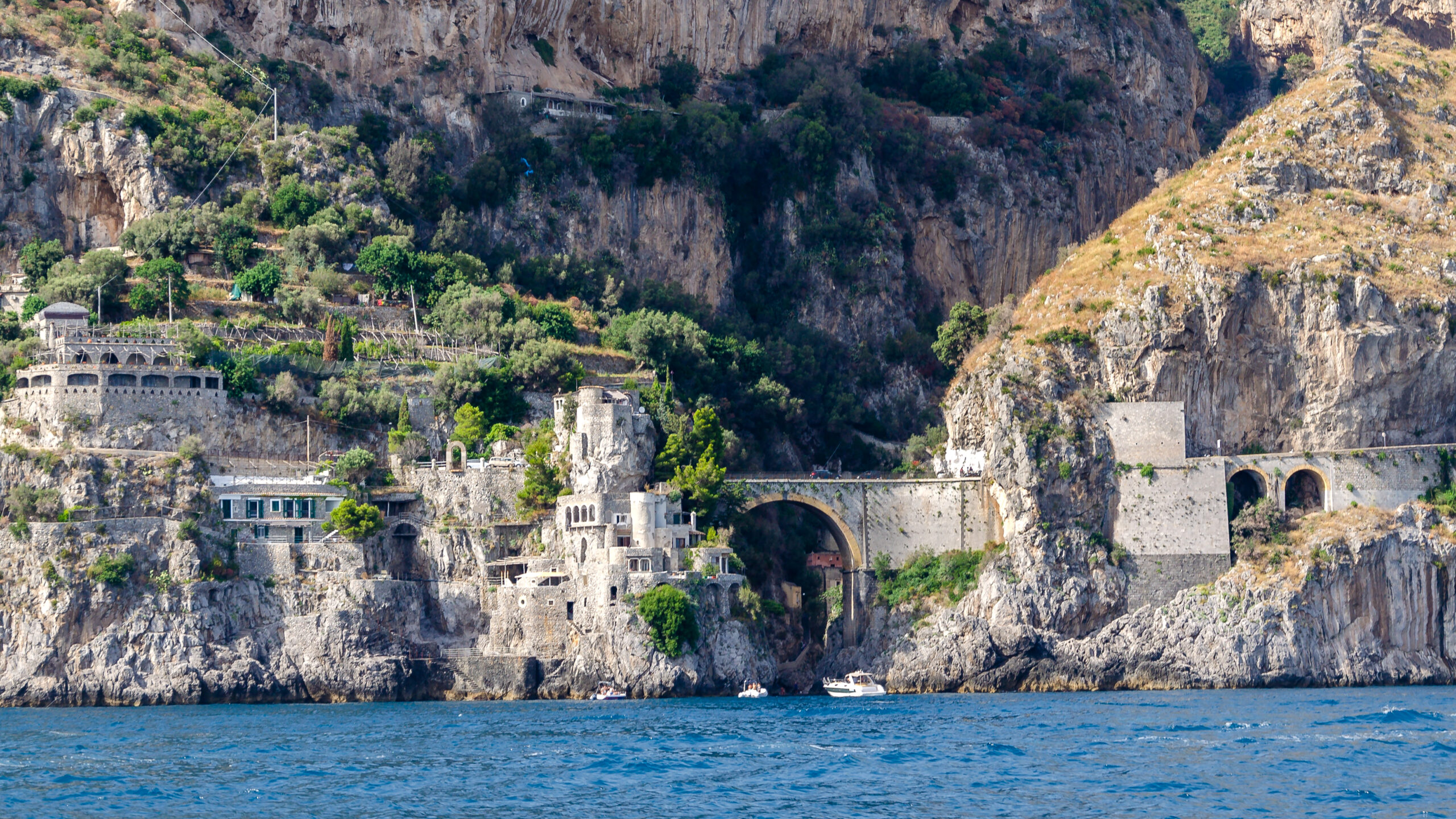 Furore: H μικρή ιταλική πόλη με την ομορφότερη παραλία