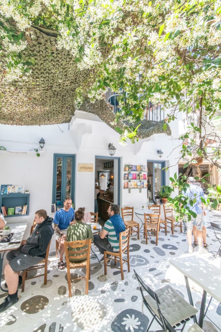 Εξερευνώντας την πόλη της Τήνου | travel.gr